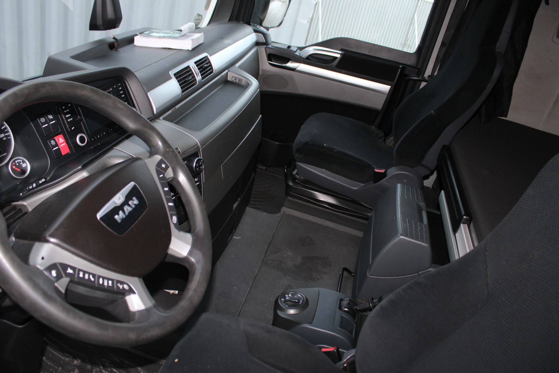 MAN TGX 18.440, LOWDECK, EURO 6, TOP STAV - sale of truck equipment ...